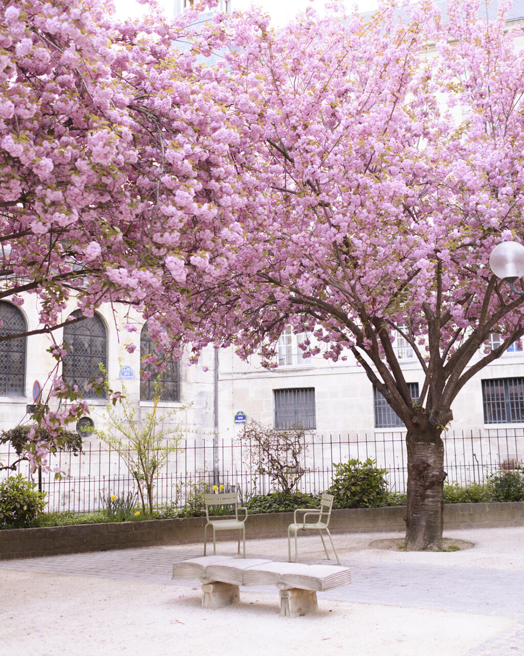 Square Gabriel-Pierné in Spring